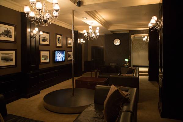 Mavericks Gentlemen's Club ️